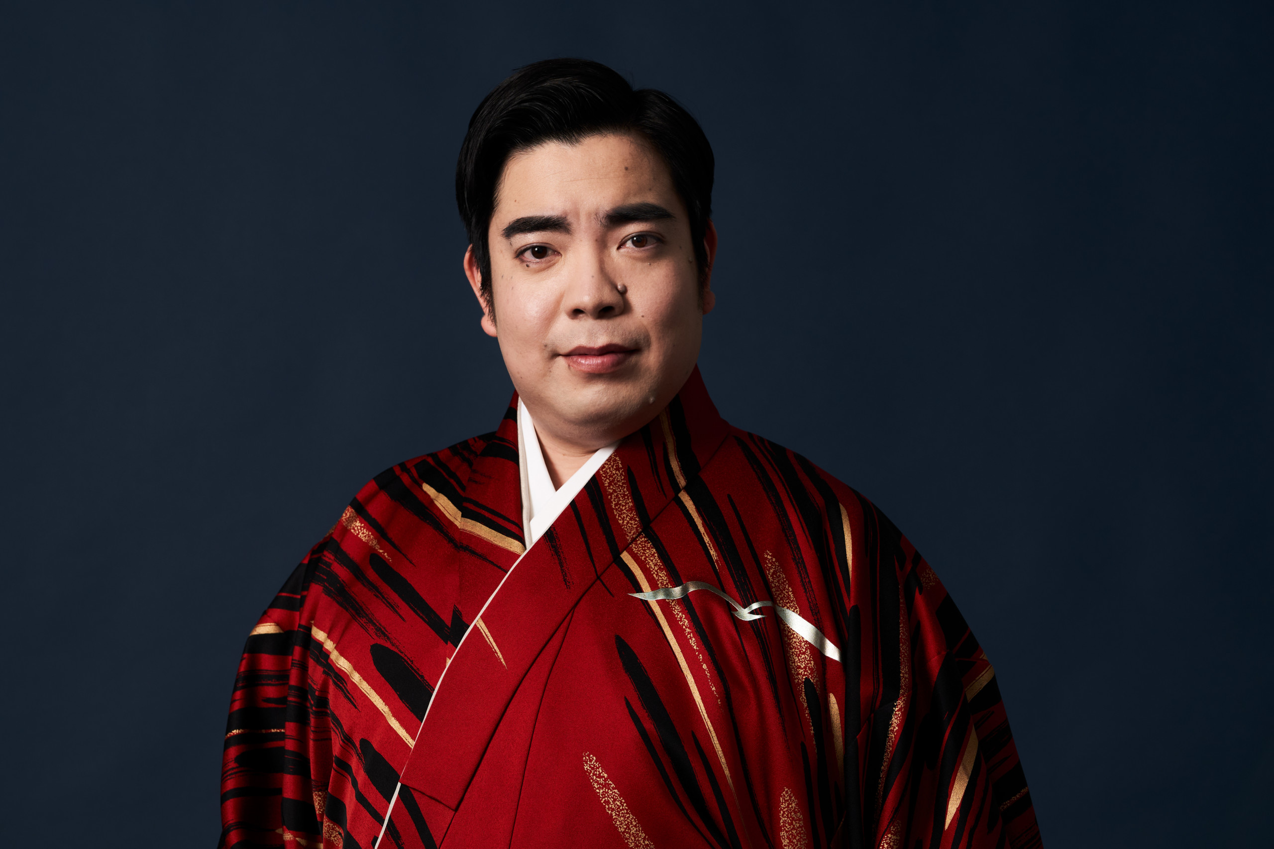 【コメント到着】徳永ゆうきが贈る王道演歌の新曲「明日への翼」が3月12日発売。真っ赤な衣装での新ビジュアルも公開！ - オトカゼ 〜音楽の風〜